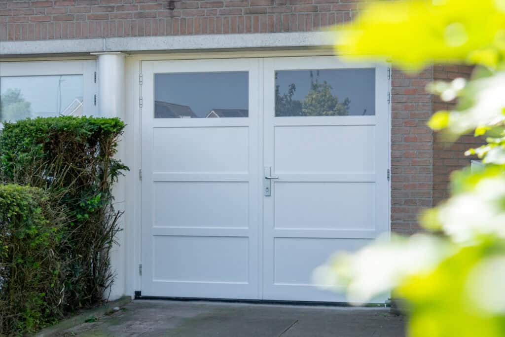 Waarom kiezen voor houten openslaande garagedeuren? - Huislijn Blog